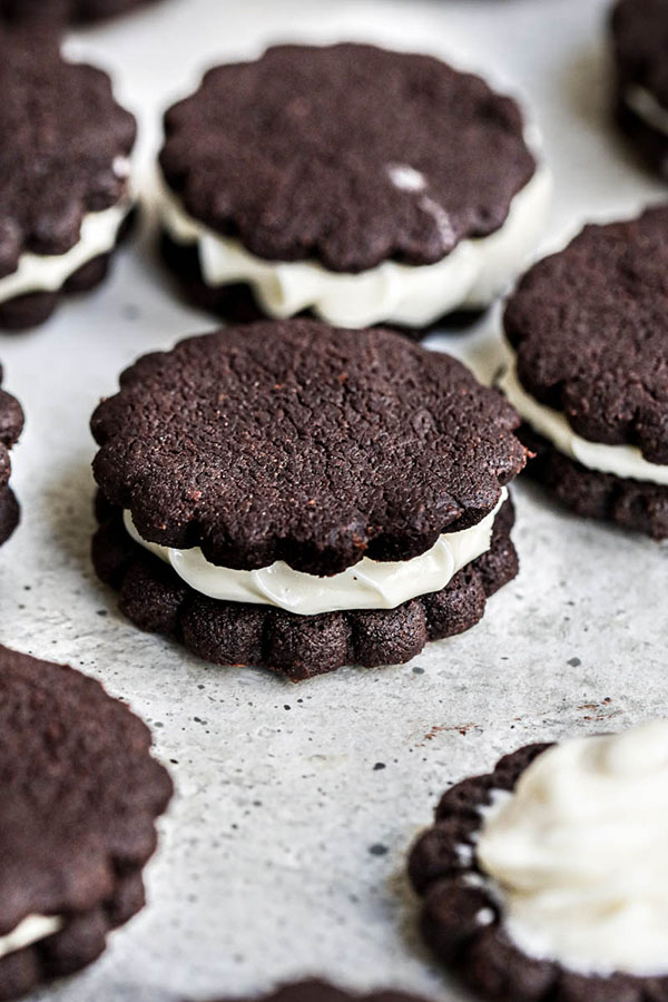 Homemade Oreo Cookies with White Chocolate Cream Filling - Belula